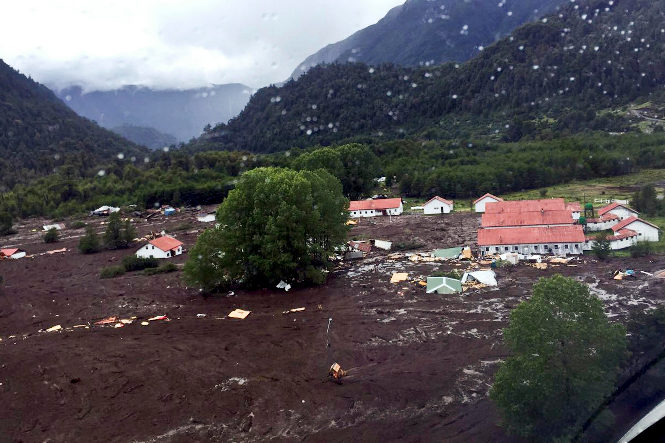 Chile landslide leaves 5 dead and 15 missing, officials say - CBS News