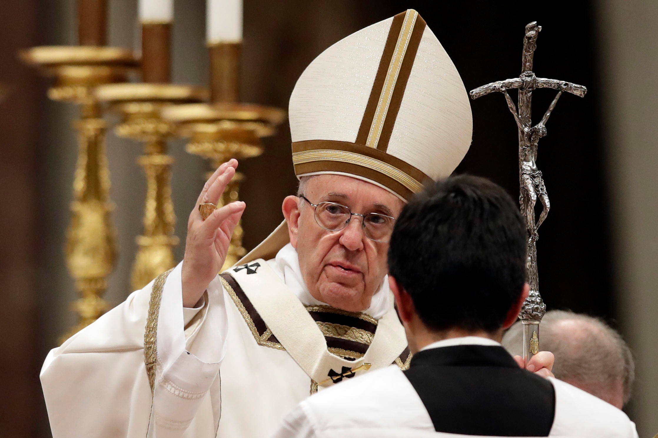 Pope Francis defends immigrants at Christmas Eve Mass - CBS News