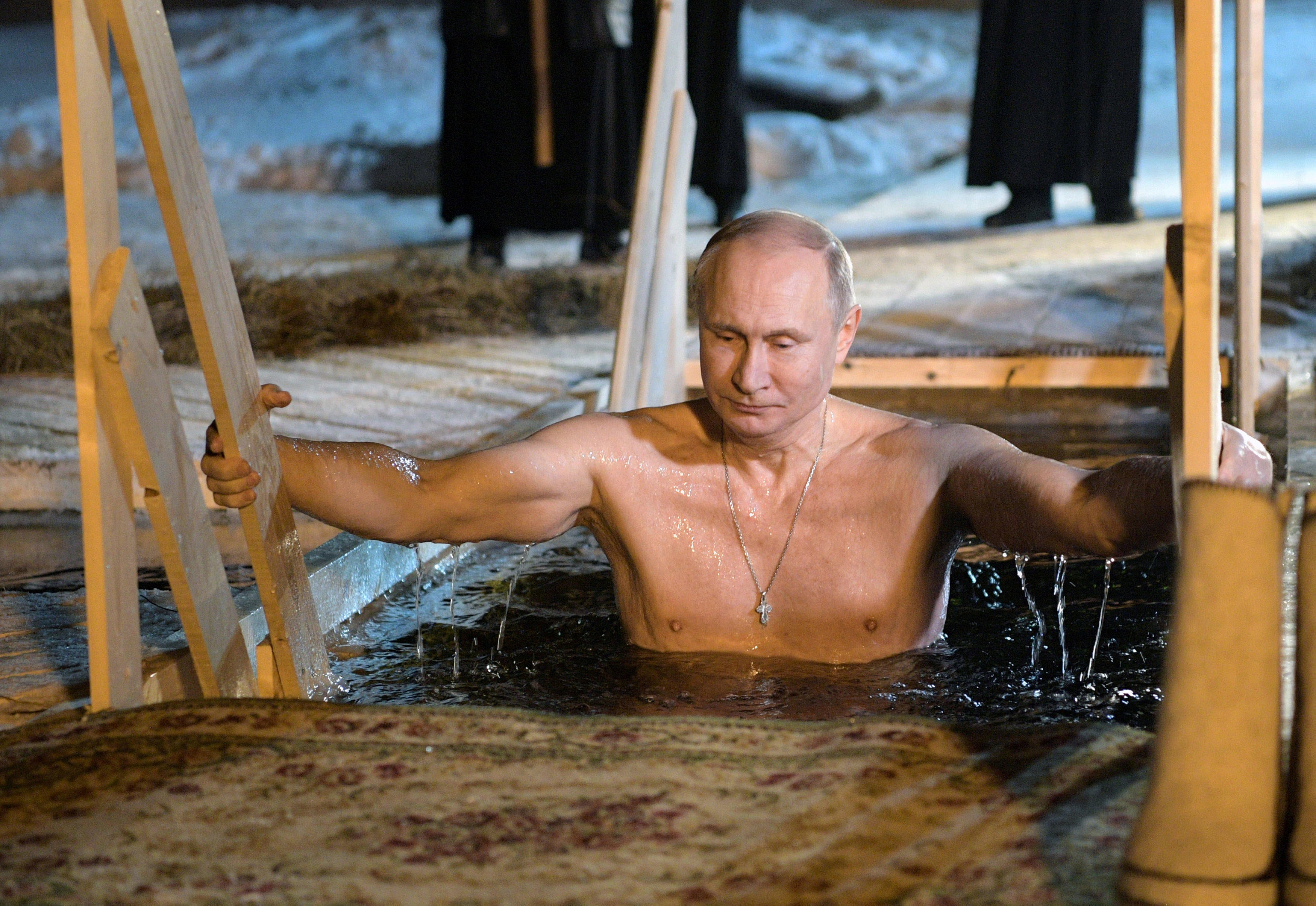 Putin takes dip in icy Russian Lake Seliger on Epiphany - CBS News
