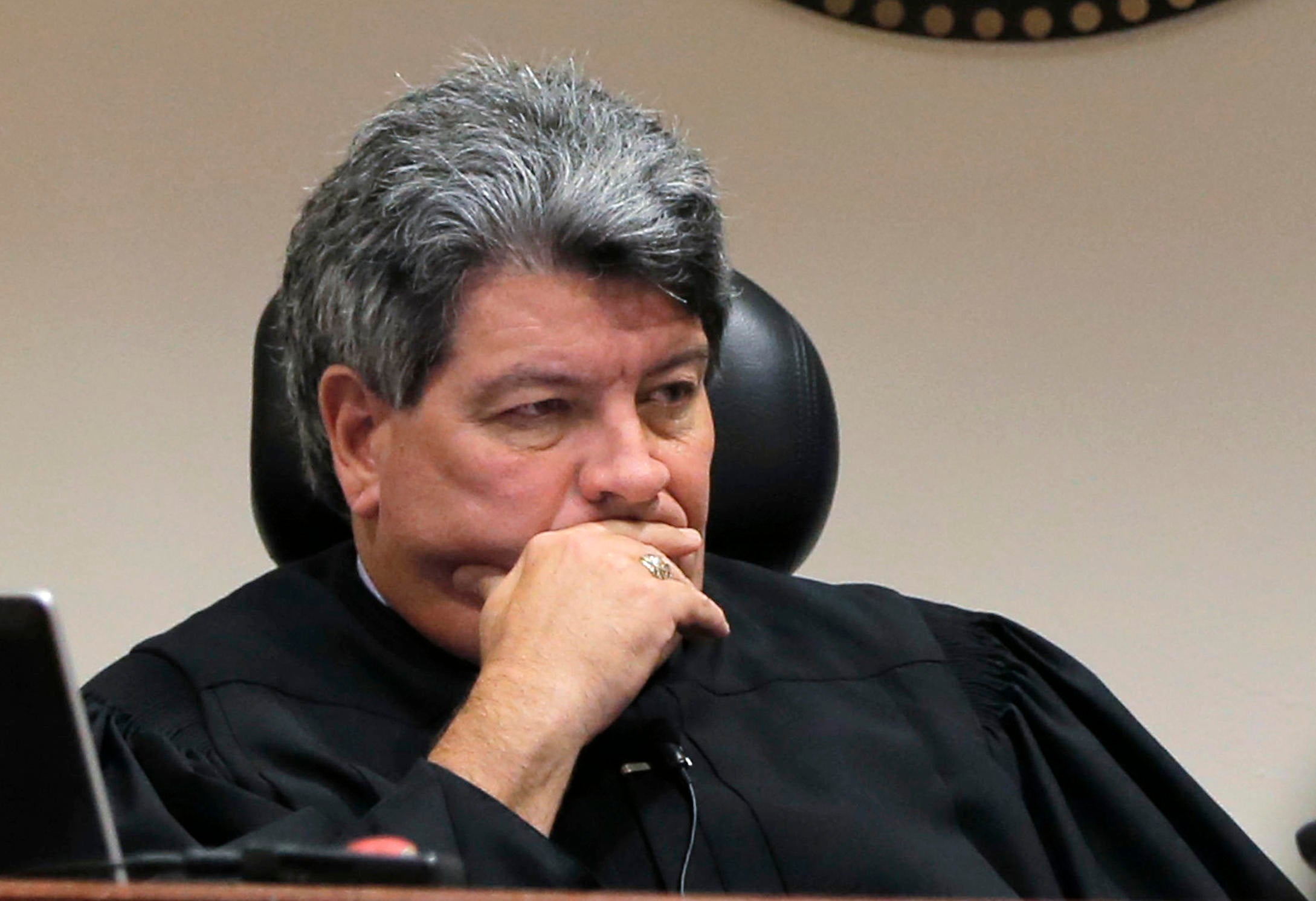 Texas judge orders electric shocks for uncooperative defendant - CBS News