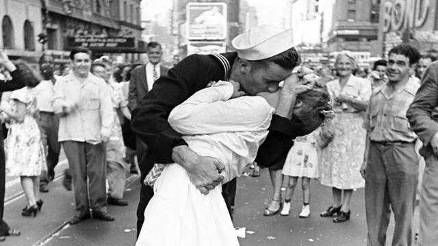 George Mendonsa dies; WWII sailor kissing nurse in Times Square from ...