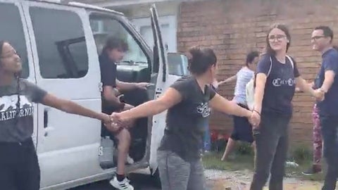 ICE human chain: Video shows neighbors form human chain around van to ...