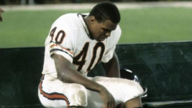 Gale Sayers, NFL icon and Chicago Bears legend, dies at 77 - CBS News