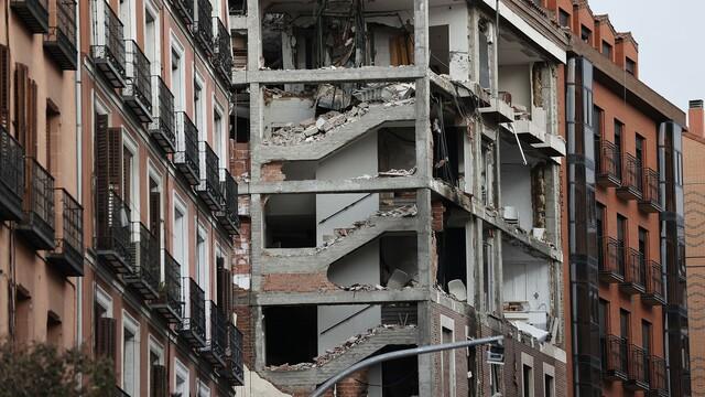 4 killed in Madrid gas explosion - CBS News