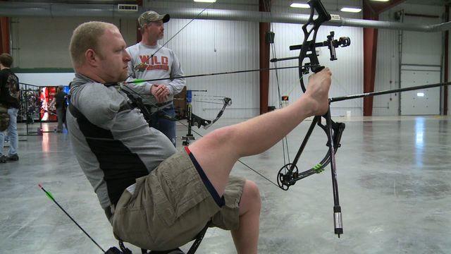 Armless archer uses feet to get perfect score - CBS News