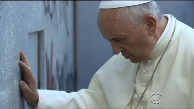 Pope Francis gets warm welcome from Palestinians - CBS News