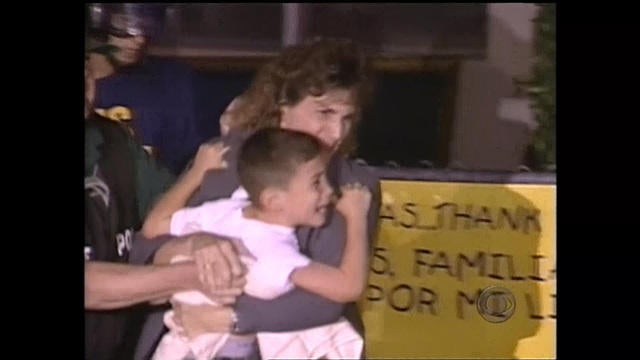 April 22, 2000: Elian Gonzalez raid transfixes the nation - CBS News
