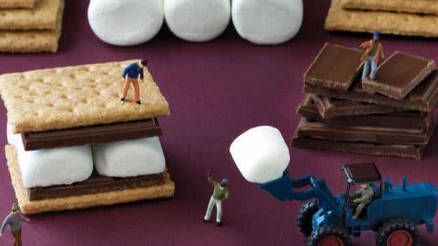 Fascination and big picture-messages of miniature objects - CBS News