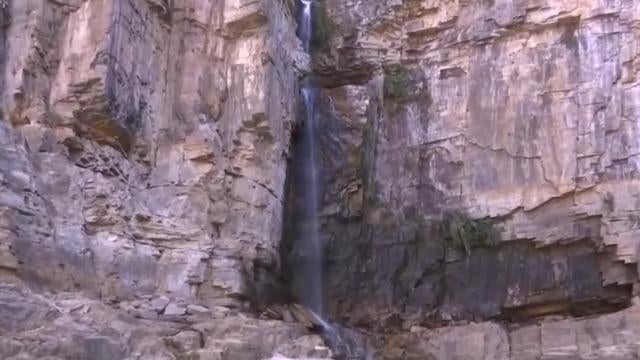 Dramatic video captures cliff collapsing on tourist boats, killing 10 ...