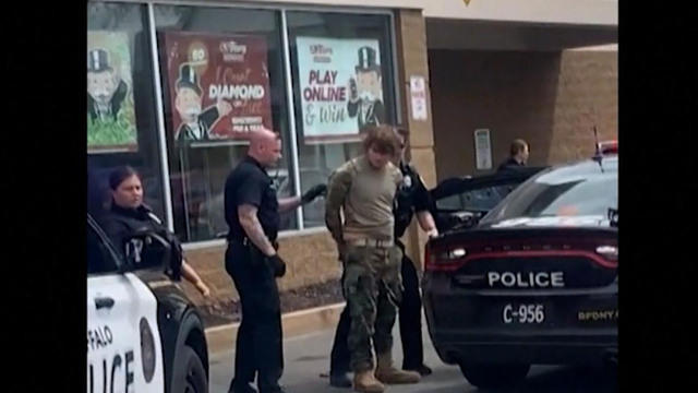 Aaron Salter Jr., security guard killed in Buffalo shooting, hailed as ...