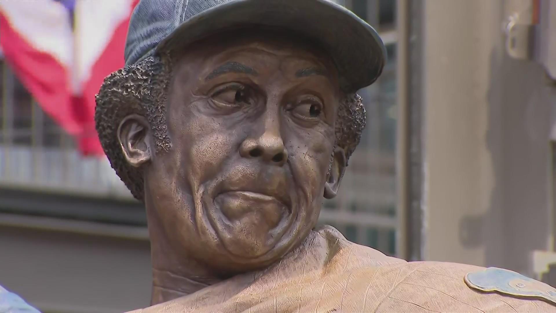 Cubs unveil Ferguson Jenkins statue at Wrigley Field - CBS Chicago