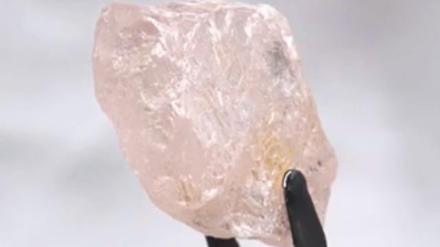 Arkansas man finds 3.29-carat "Big, Ugly Diamond" at state park - CBS News
