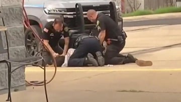 Feds charge Arkansas police in beating video - CBS News
