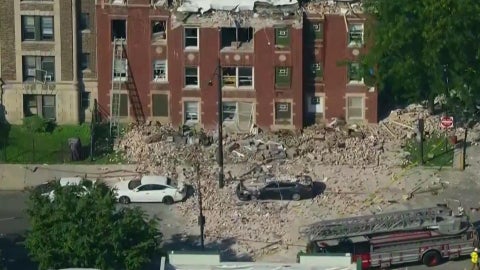 Eight people hurt in Chicago building collapse; "My bed shook almost ...