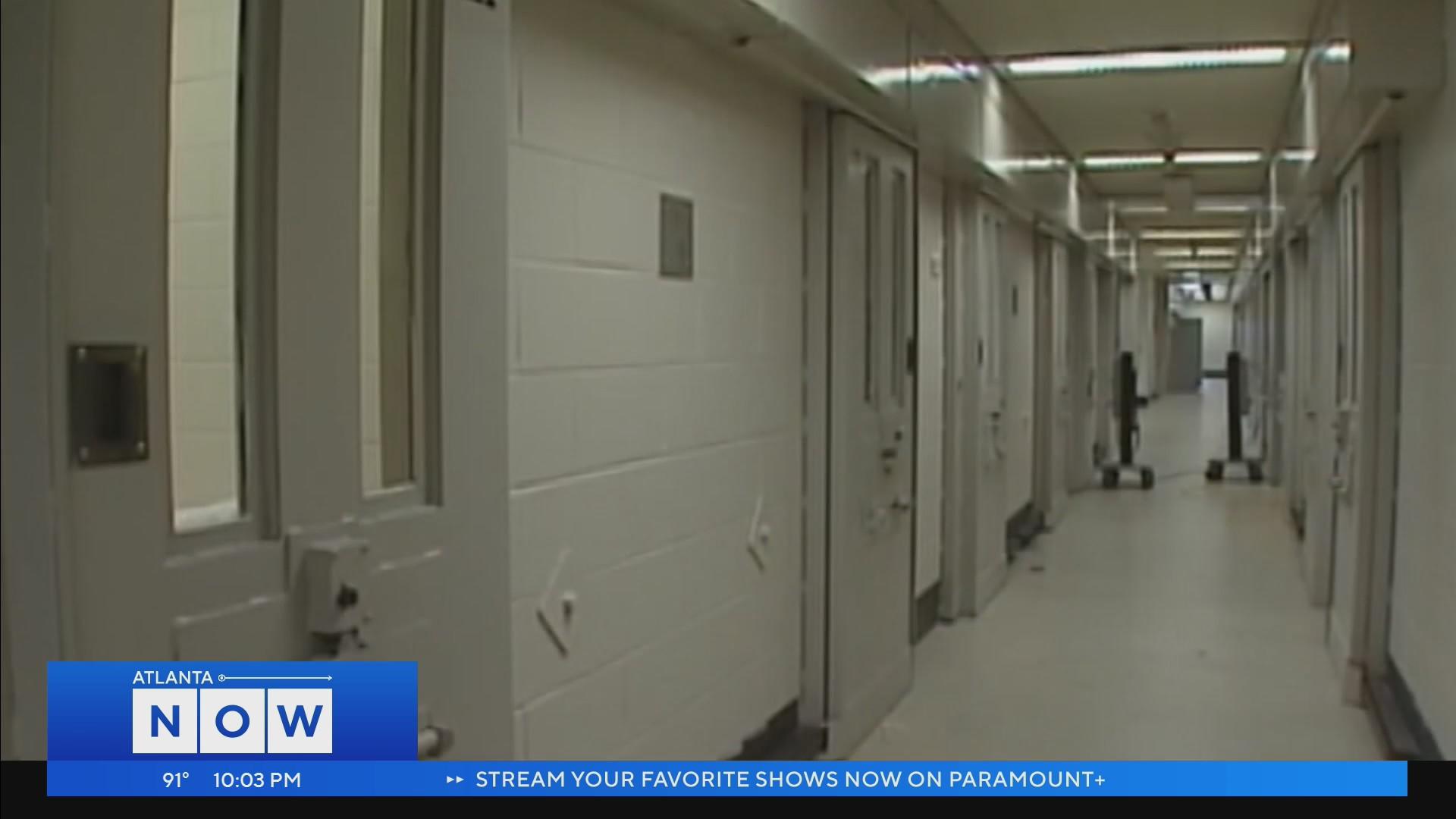 Family's attorney says inmate was "eaten alive" by bedbugs at Atlanta's Fulton County Jail - CBS ...