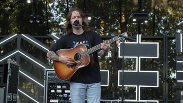 Guitarist Billy Strings on crafting his own brand of bluegrass - CBS News