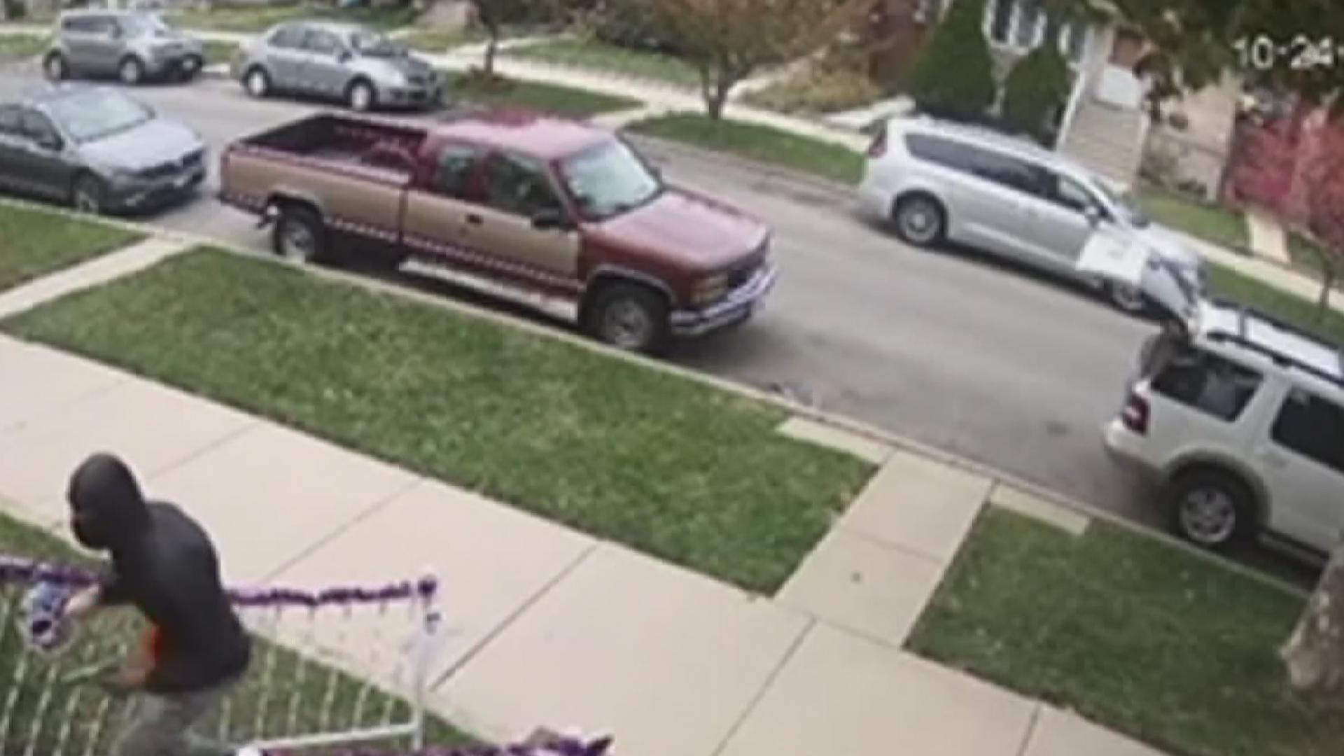 Armed robbers caught on camera in front of West Lawn home - CBS Chicago