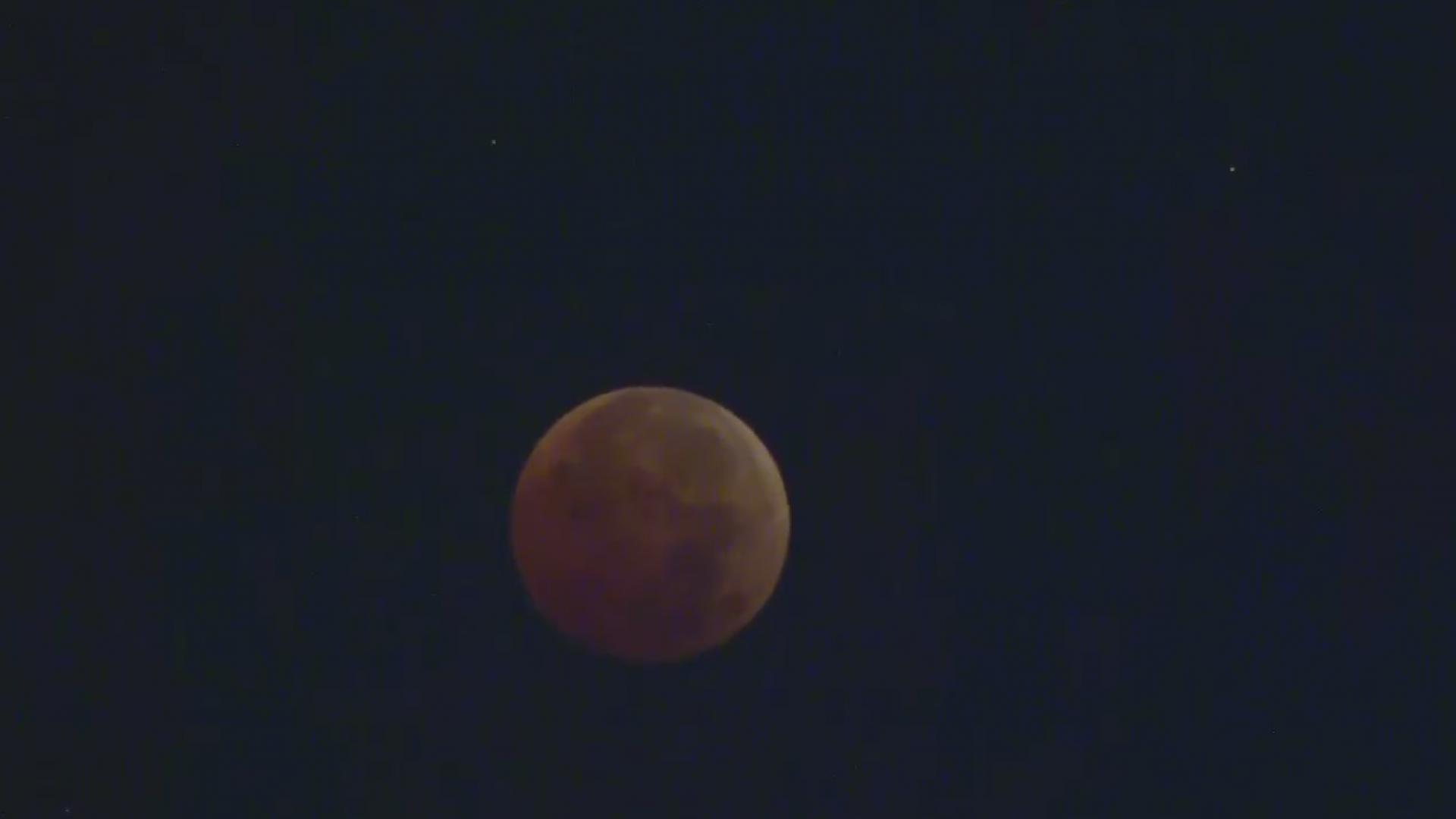 Check out the total lunar eclipse captured by CBS 2 photographer - CBS Chicago