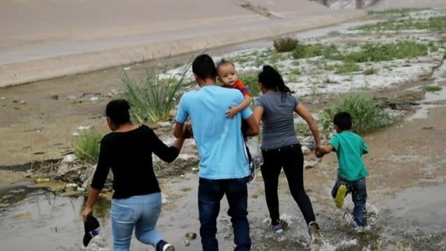 Judge gives U.S. 5 weeks to stop expelling migrants under Title 42 ...