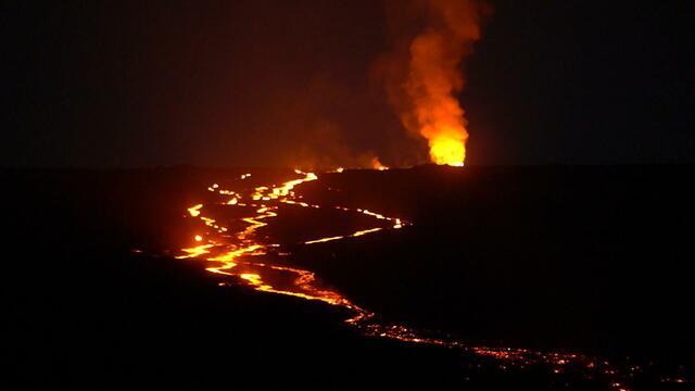 Mauna Loa volcano lava flow slows as it nears key Hawaii highway - CBS News