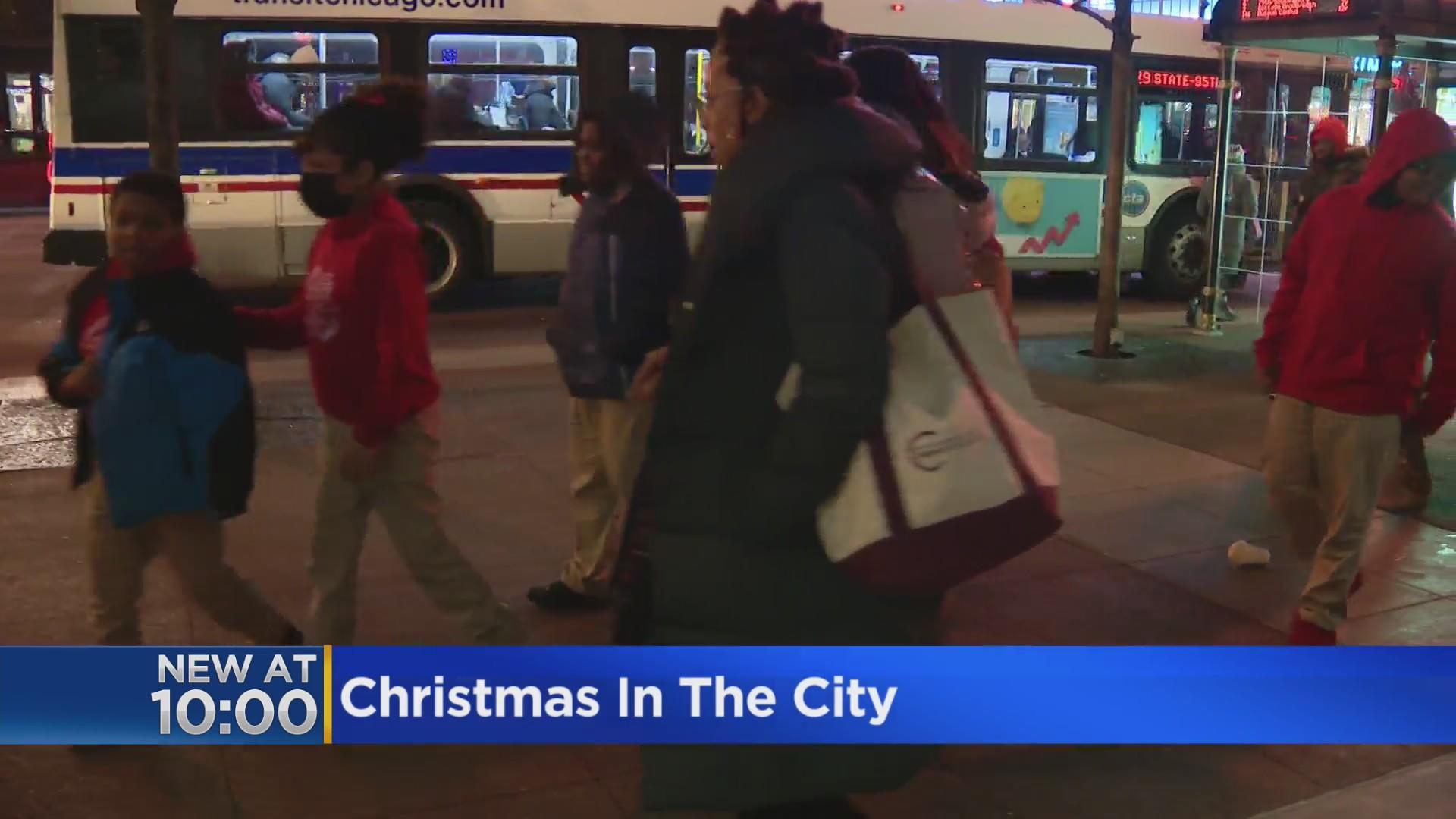 CPS kids from Englewood visit downtown Chicago for holiday - CBS Chicago