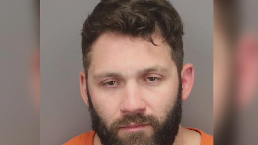 CPD officer accused of urinating in ice machine in Florida - CBS Chicago