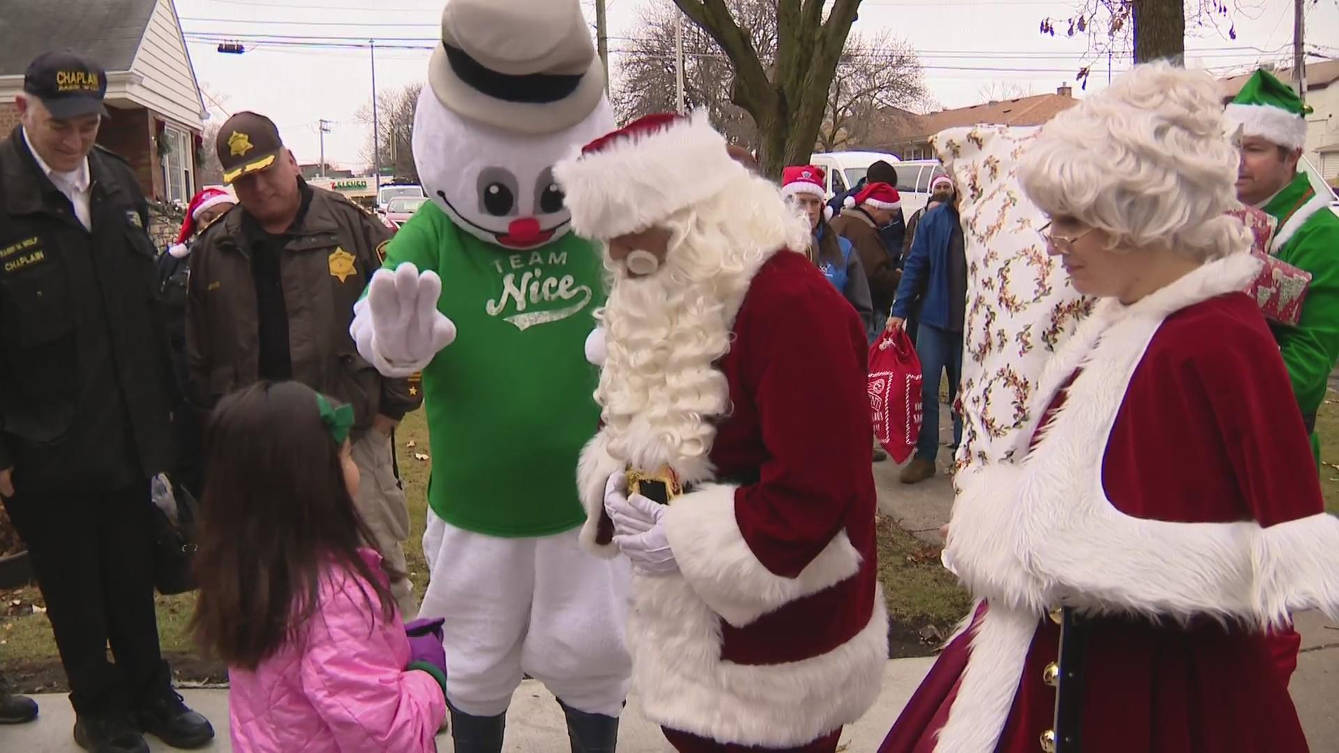 Santa brings early gifts to families of fallen CPD officers - CBS Chicago