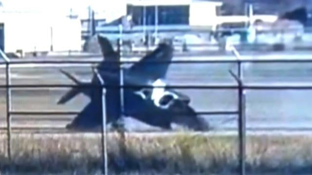 Video captures moment pilot ejects from fighter jet in Texas crash landing - CBS News