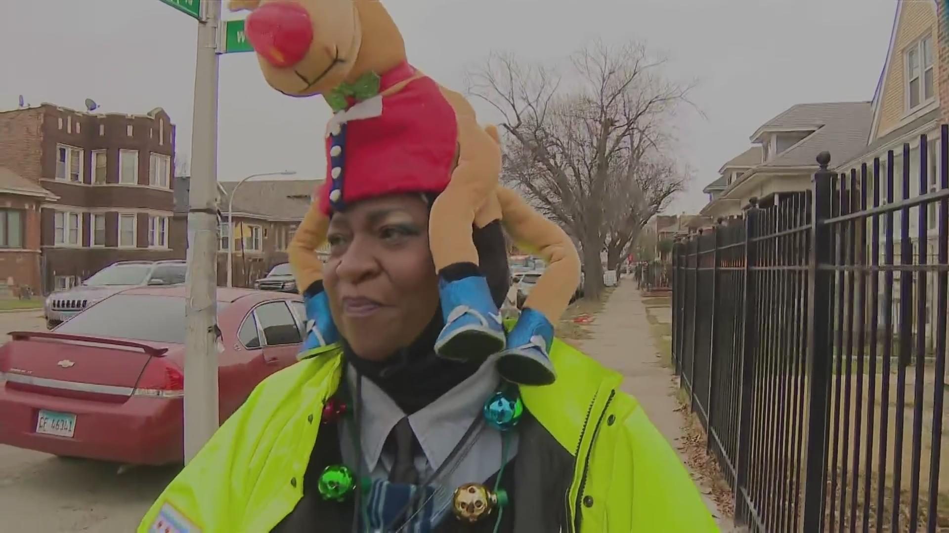Crossing guard with holiday spirit - CBS Chicago
