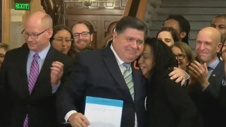 Gov. Pritzker signs assault weapons ban - CBS Chicago