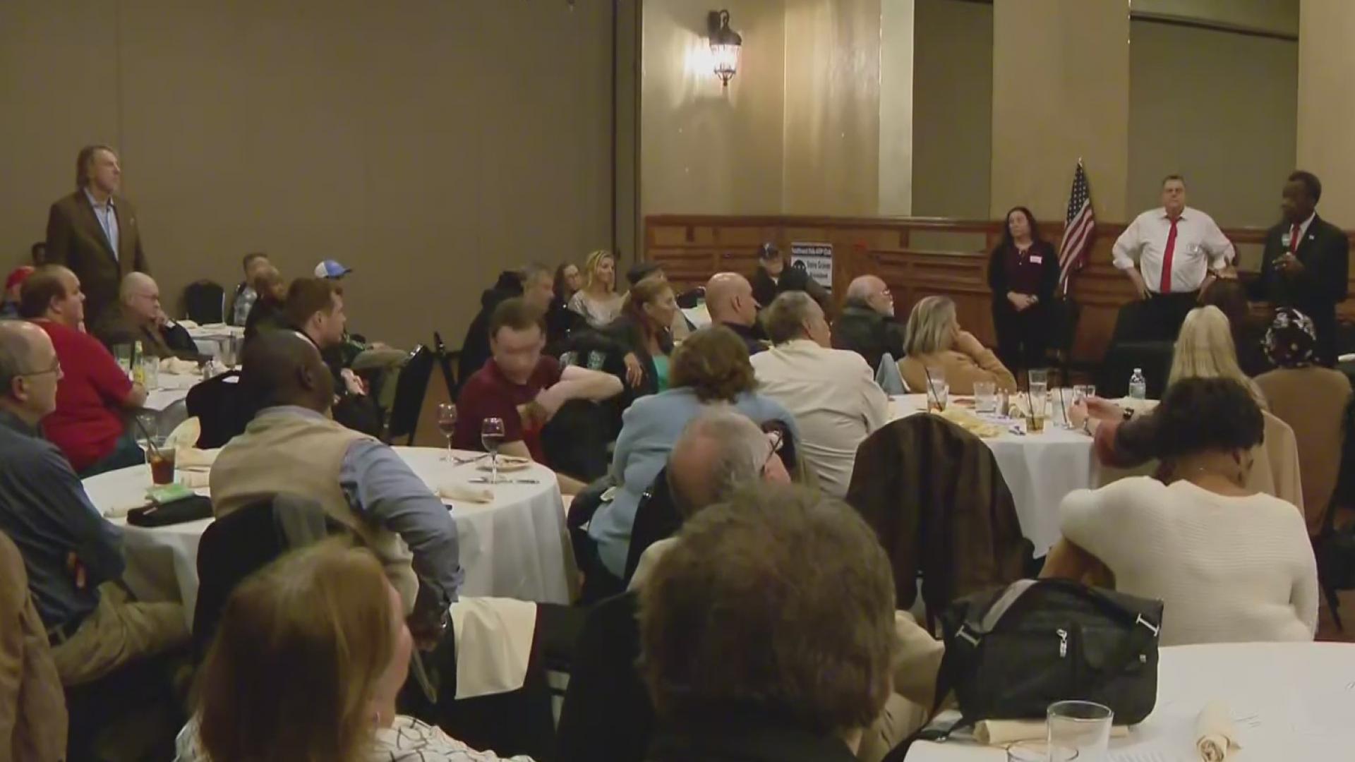 Only two Chicago mayoral candidates attend GOP forum - CBS Chicago