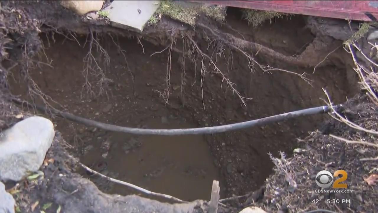 3 people fall into sinkhole at Long Island home - CBS New York