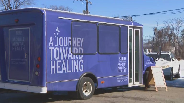 Chicago group brings Mobile Mental Health bus to residents - CBS Chicago
