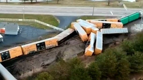 Norfolk Southern train derails in Springfield, Ohio; no hazardous ...