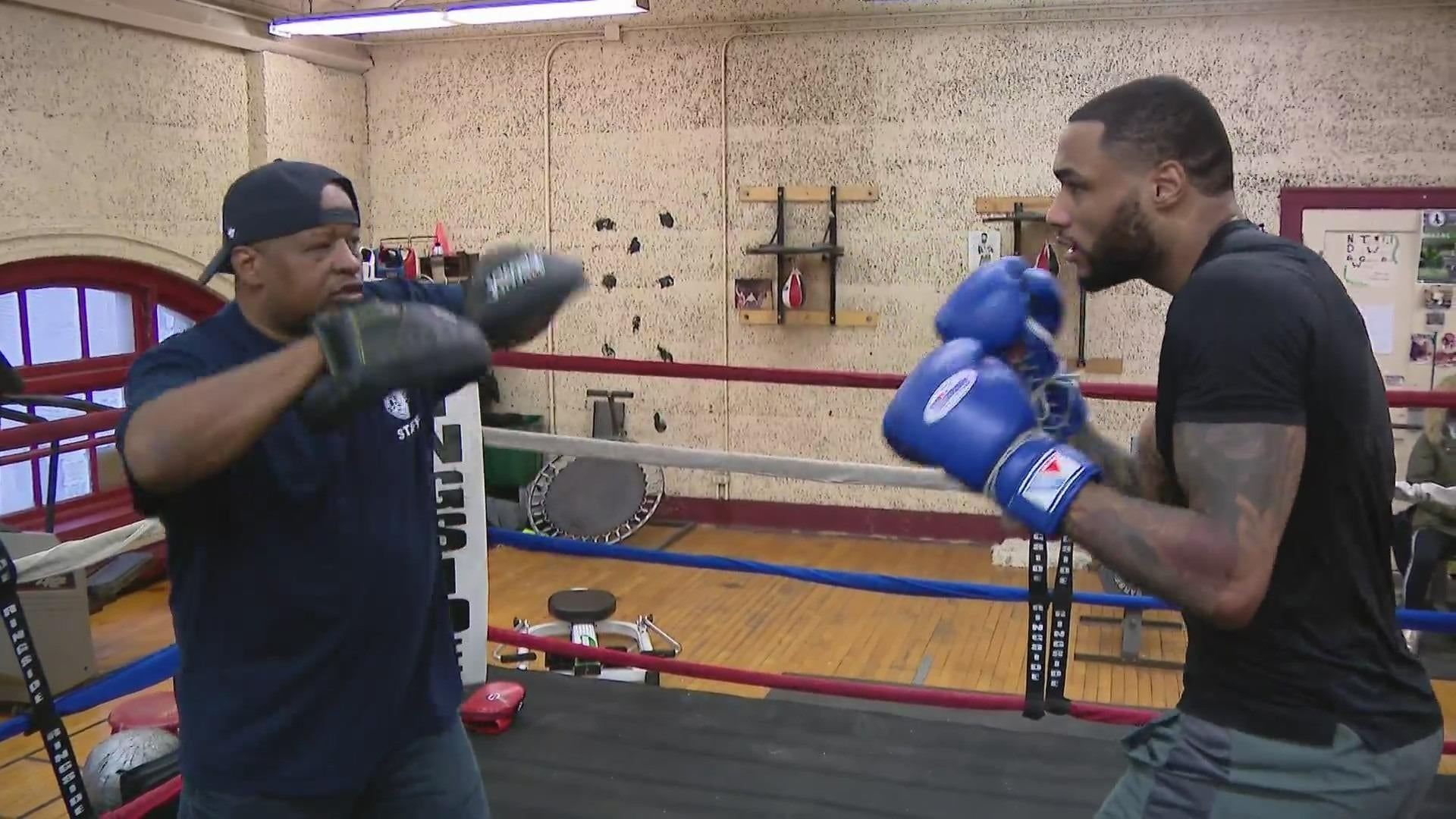 Englewood boxer excels in Chicago Golden Gloves tournament - CBS Chicago