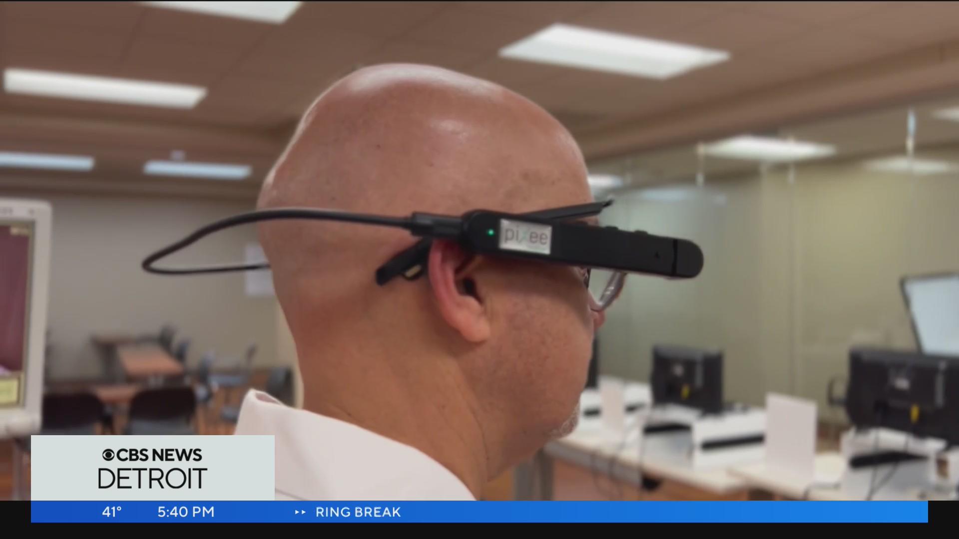 Metro Detroit doctor uses augmented reality to perform surgeries - CBS ...
