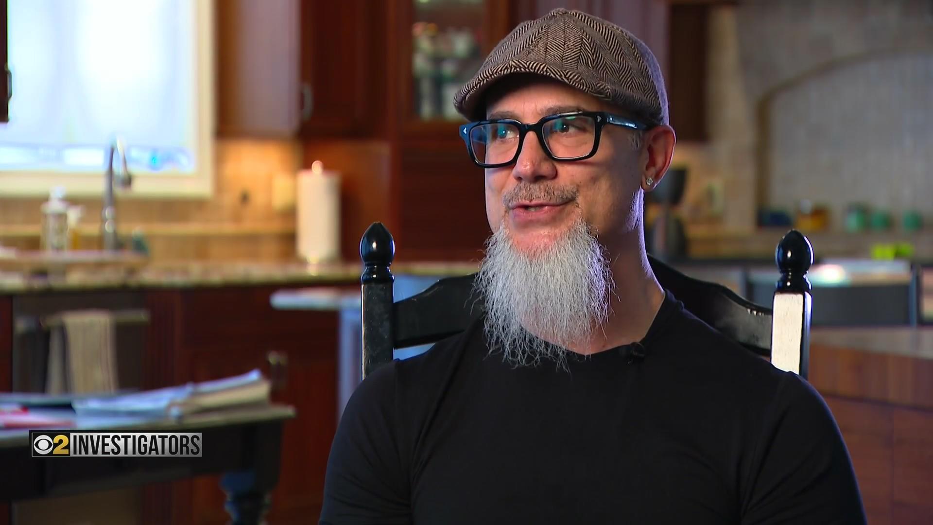 Scam victim outwits con artist - CBS Chicago