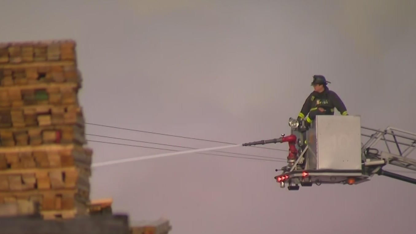 Fire rages at pallet yard in Little Village - CBS Chicago