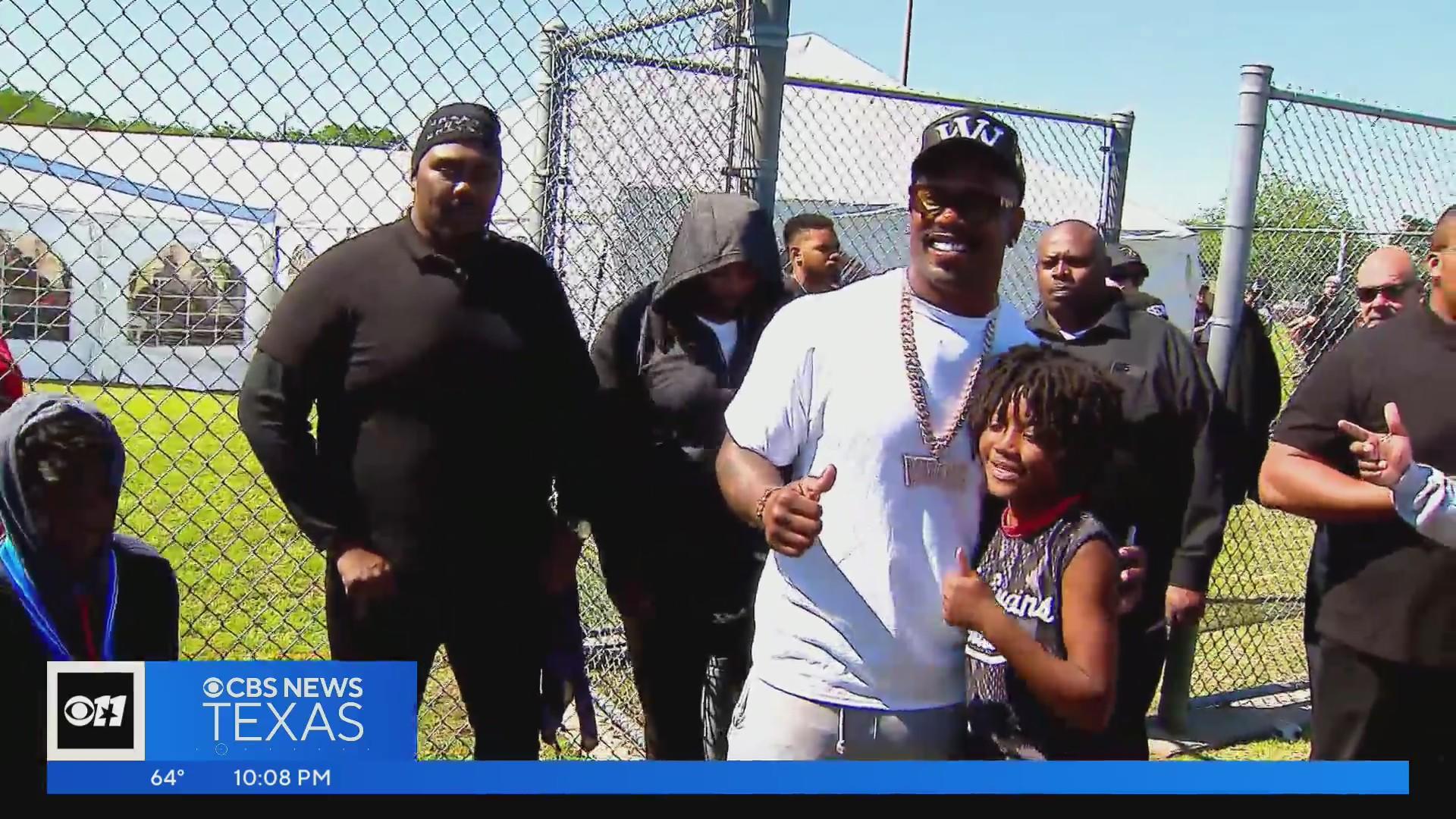NFL star Von Miller returns home to host sixth annual 'Von Miller Day ...