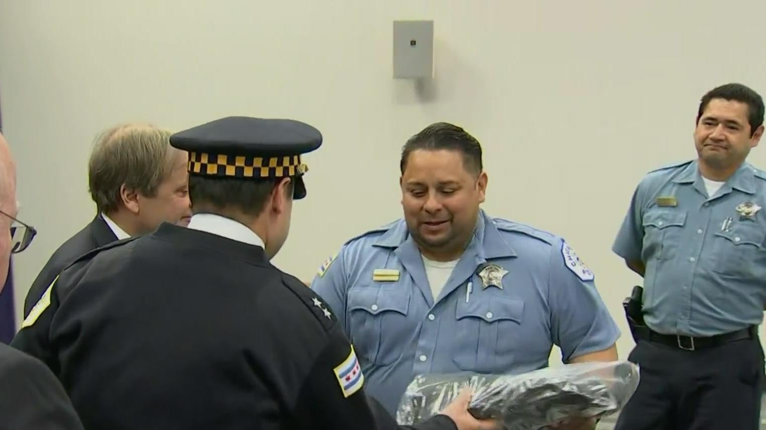 Chicago police officers receiving new bulletproof vests - CBS Chicago