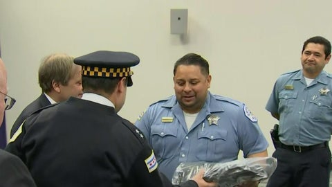 Chicago police officers receiving new bulletproof vests - CBS Chicago