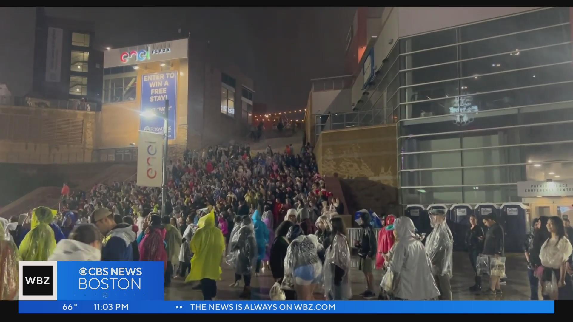 Taylor Swift and fans brave rain for second concert at Gillette Stadium ...