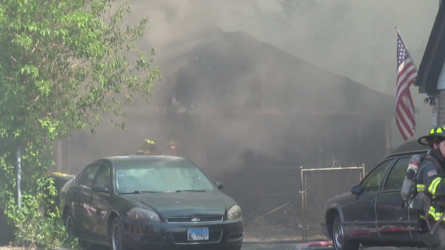 Cotton from tree keeps fire raging in Chicago Ridge - CBS Chicago