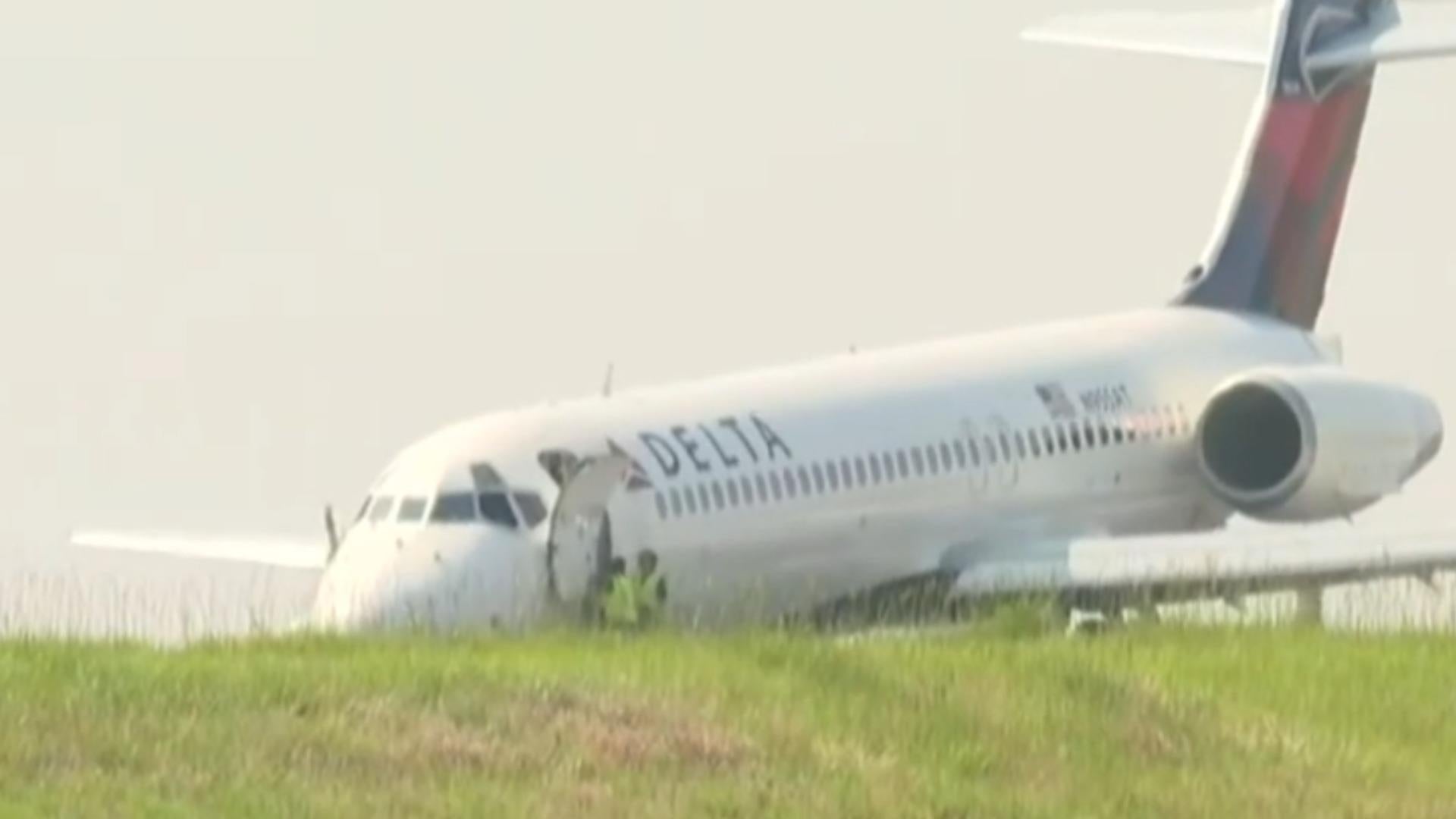 Delta plane makes smooth emergency landing in Charlotte - CBS News