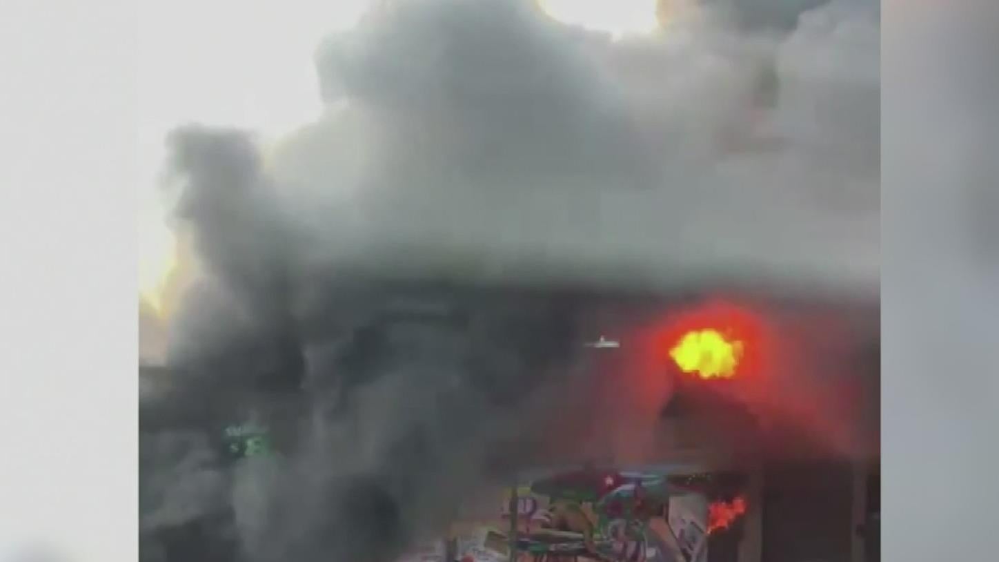 Fire crews battle blaze at Chicago dollar store - CBS Chicago