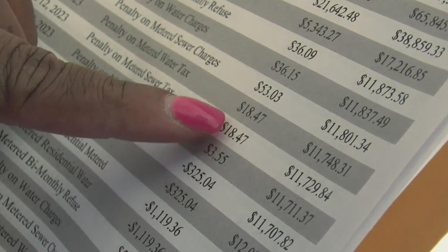 Chicago retirees shocked at $65,000 increase in water bill - CBS Chicago