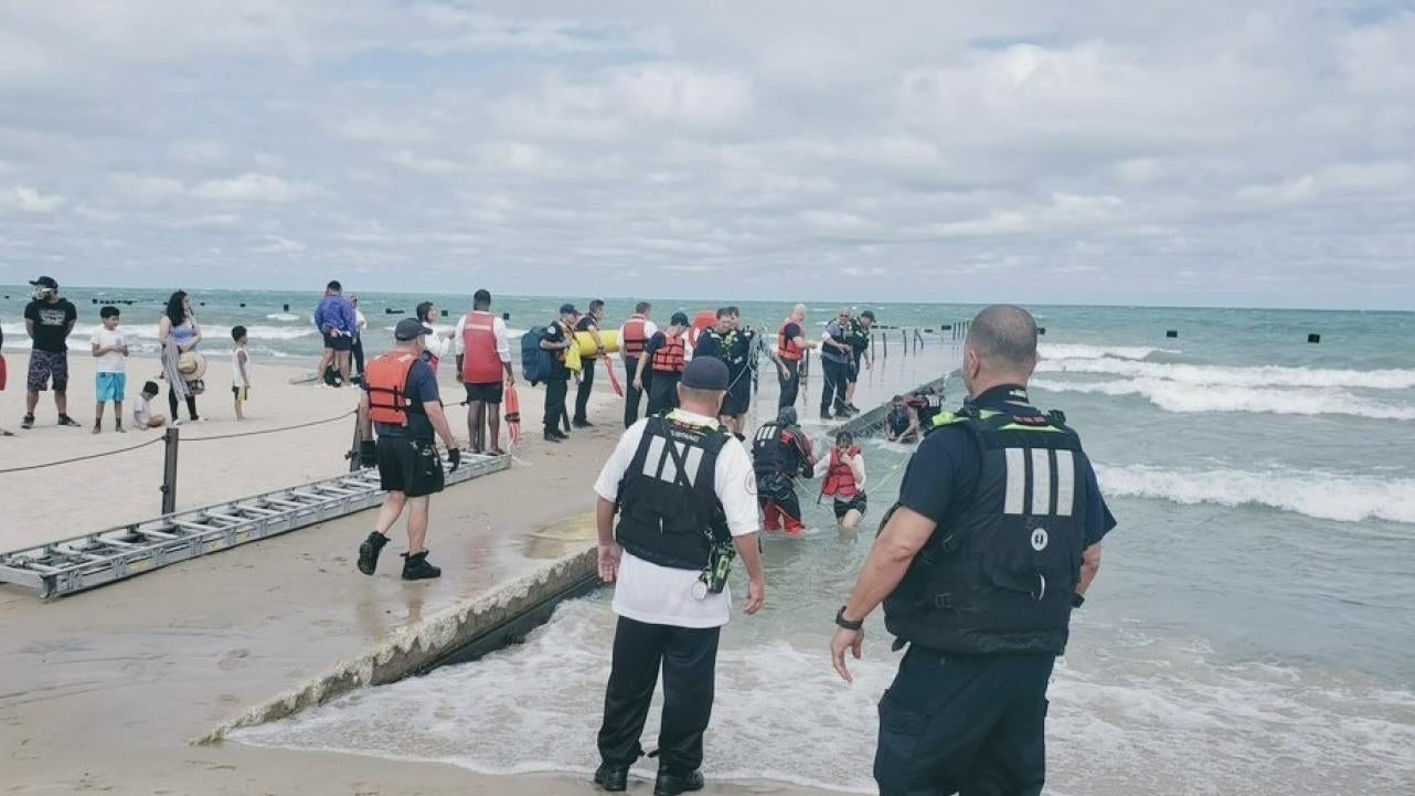 Lifeguards, Chicago firefighters rescue 4 from Lake Michigan after jet ...