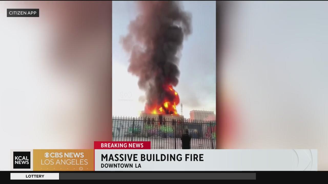 Massive business fire downtown Los Angeles sends plumes of smoke into air - CBS Los Angeles