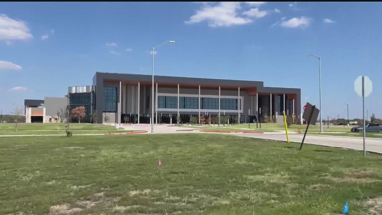 Forney ISD welcomes first students to "The OC," its new 350,000-square-foot campus - CBS Texas