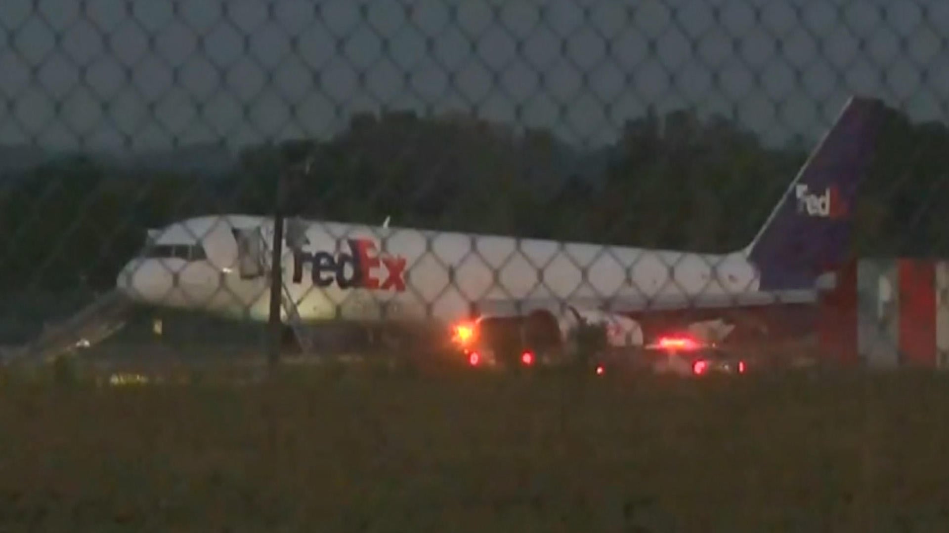 FedEx 757 with landing gear failure crash lands, skids off runway in ...